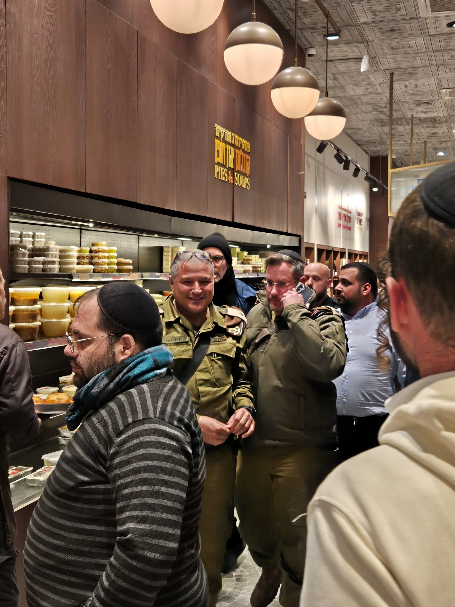 Le général David Zini, pris à partie à Bné Brak, a dû être évacué par ...