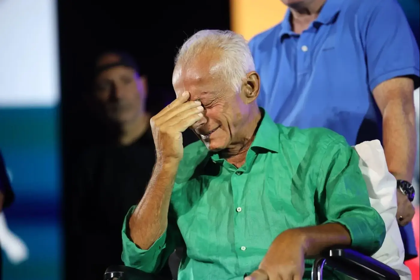 Concert hommage à Matti Caspi : le chanteur ému aux larmes