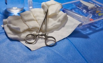 Des kits de circoncision en vente libre en ligne, Londres s’alarme