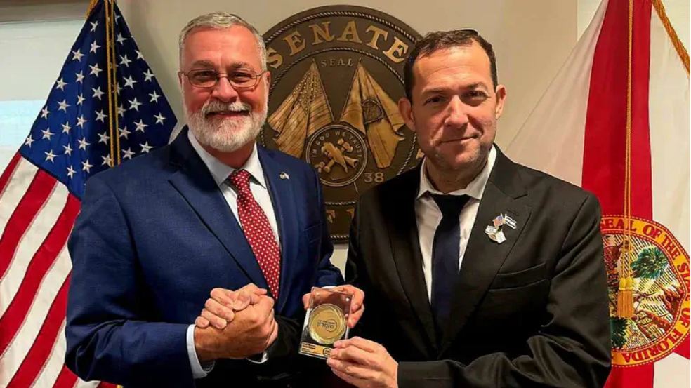 En larmes, le président du Sénat de Floride promet un soutien ...