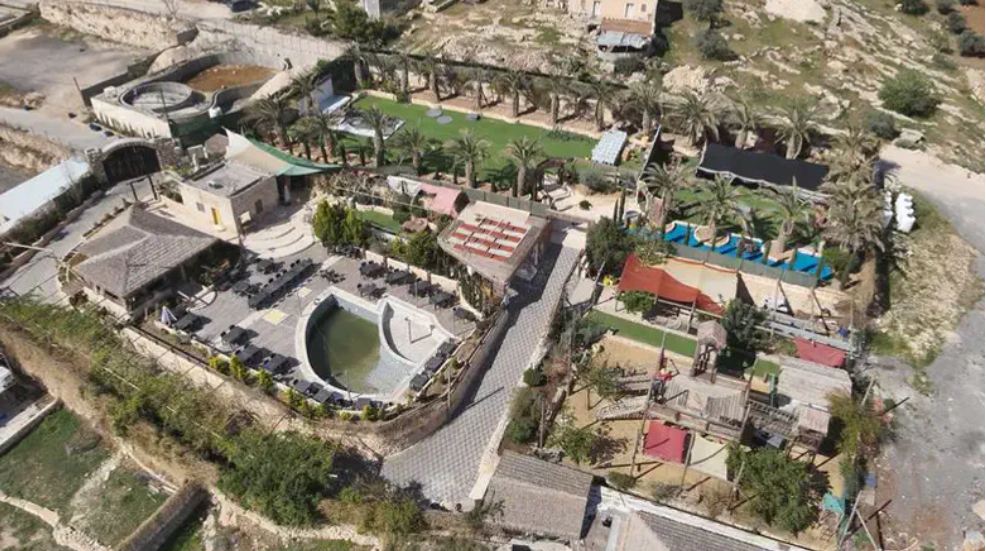 Goush Etsion: destruction d'un complexe événementiel arabe illégal