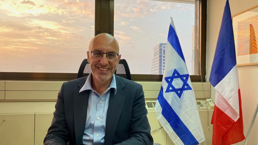 Le consul de France répond aux critiques - L'invité de la rédaction du ...