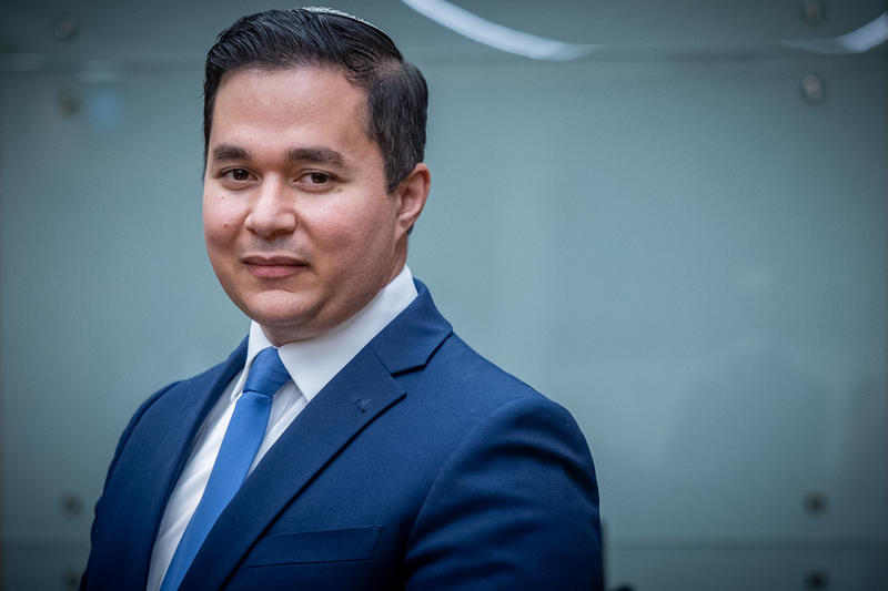 Le député Dan Illouz écrit un poste en persan et fait le buzz chez les ...