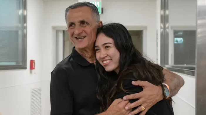 Noa Argamani célèbre le premier anniversaire depuis sa libération de ...