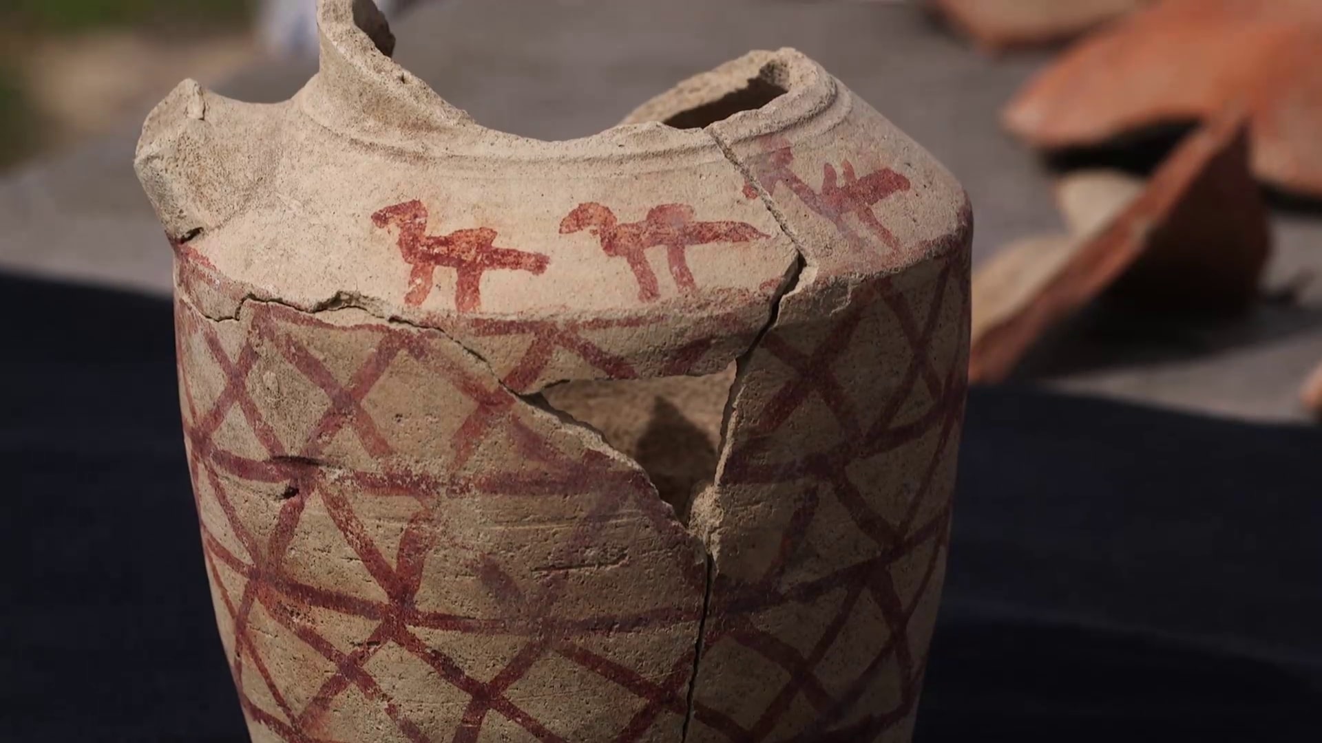 Une cruche en argile ancienne et unique découverte lors des fouilles ...